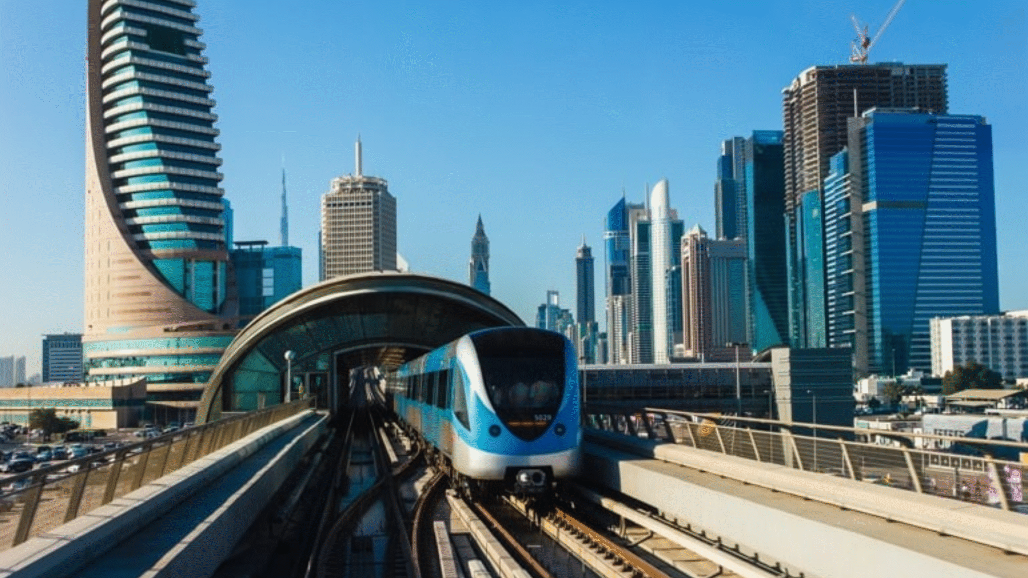 Pros & Cons of Living in the UAE in 2025 IHammer Mindset